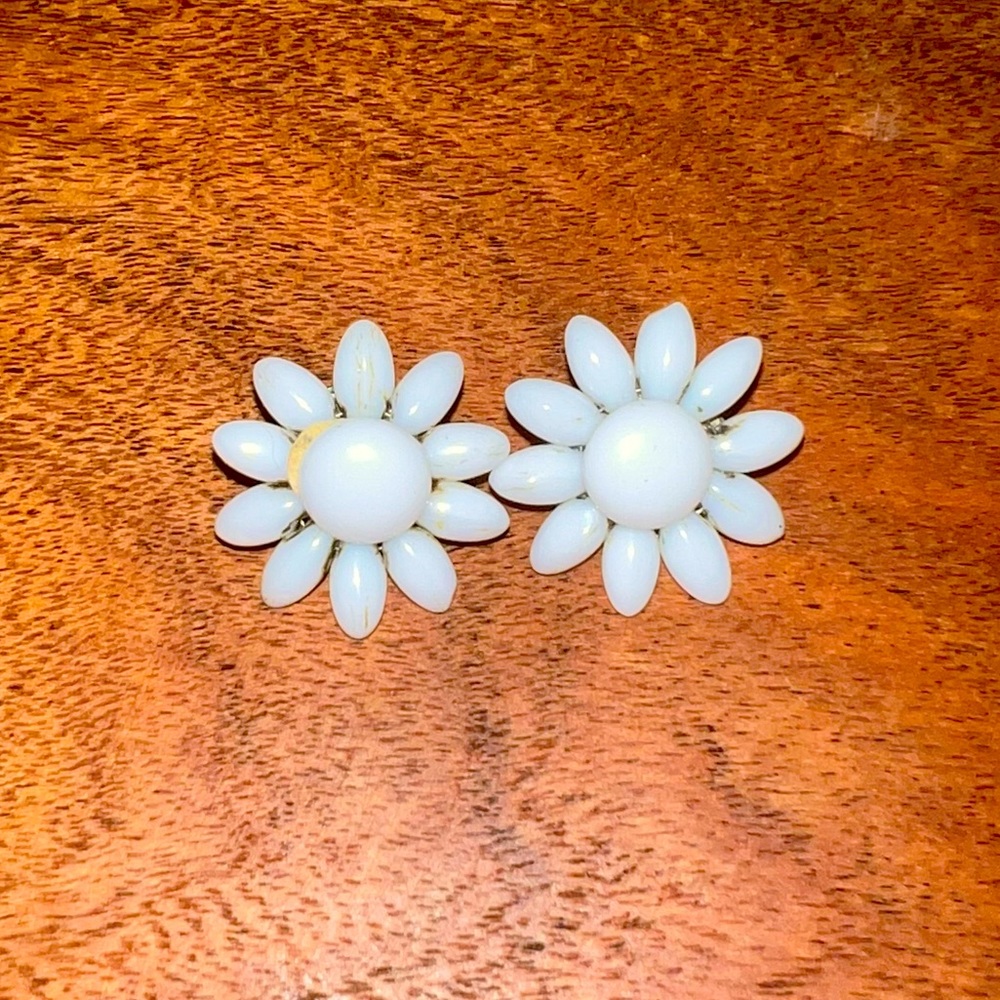 1960s Vintage Daisy Bakelite Earrings - Gem